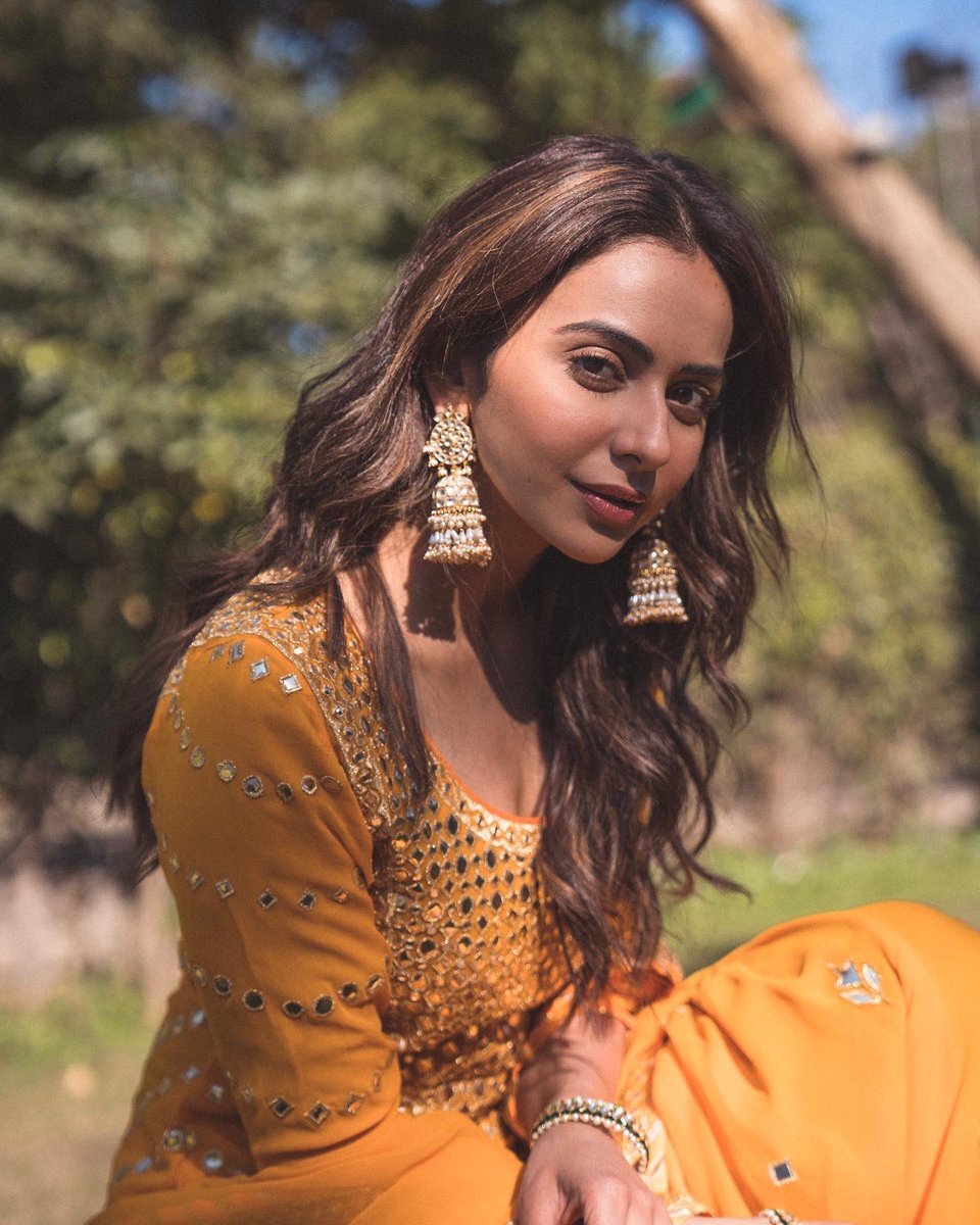 Rakul Preet Singh: అందాలతో వల వేస్తోన్న రకుల్.. డిఫరెంట్ డ్రెస్‌లలో ...