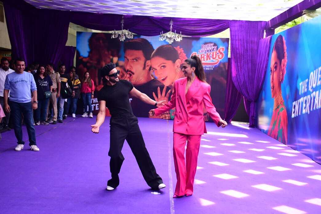 Ranveer Singh And Deepika Padukone Get Mushy During Cirkus’ Current ...