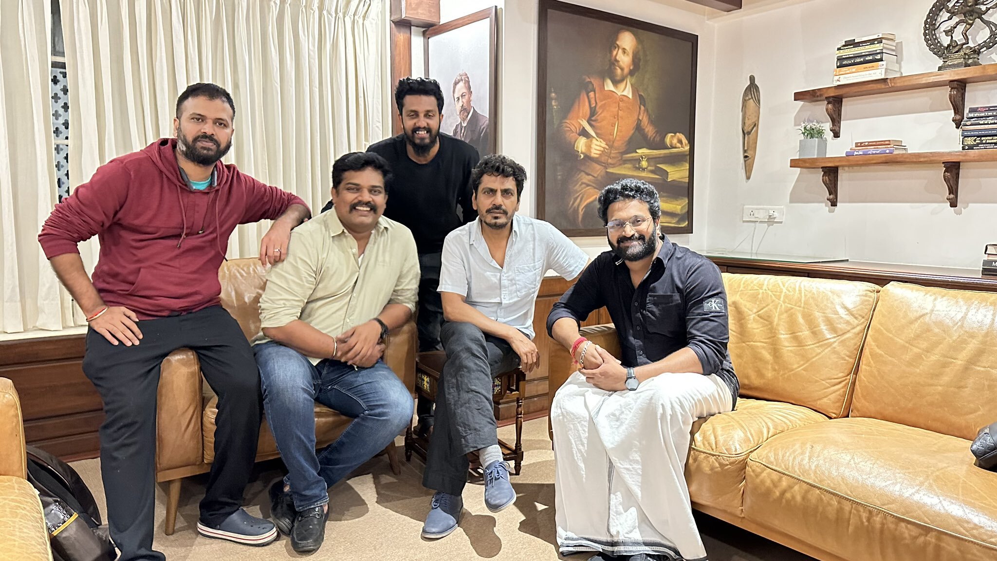 Rishab Shetty Spotted With Bollywood Stars In Mumbai, Pictures Viral ...