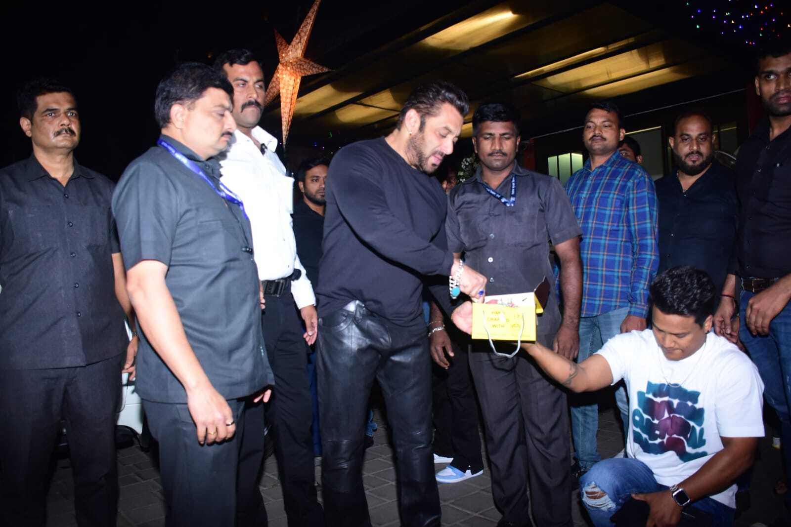 Salman Khan 57th Birthday Bash: Shahrukh Khan, Sonakshi, Genelia, Lulia Vantur & Sangeeta ...