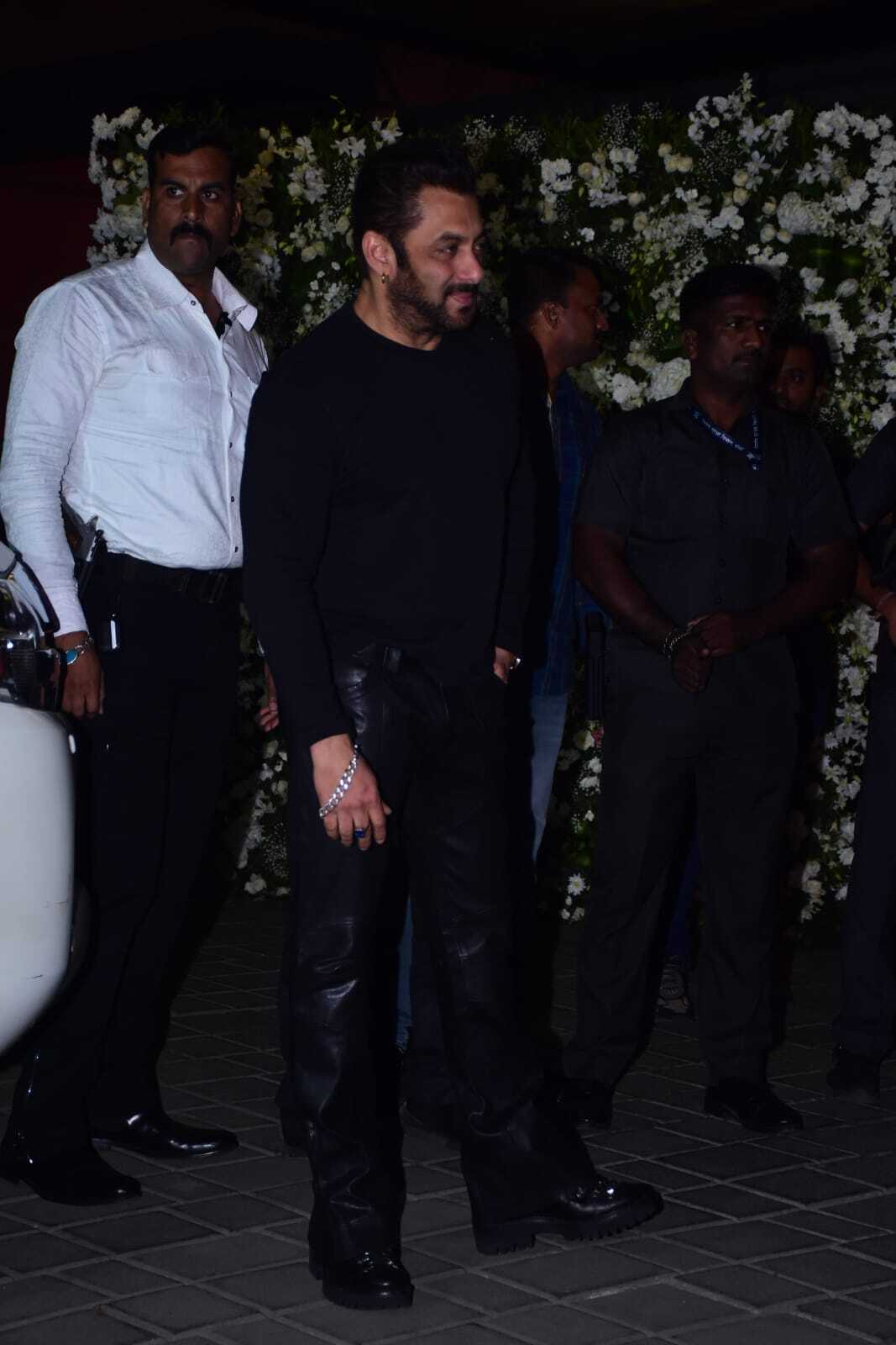 Salman Khan 57th Birthday Bash: Shahrukh Khan, Sonakshi, Genelia, Lulia Vantur & Sangeeta ...