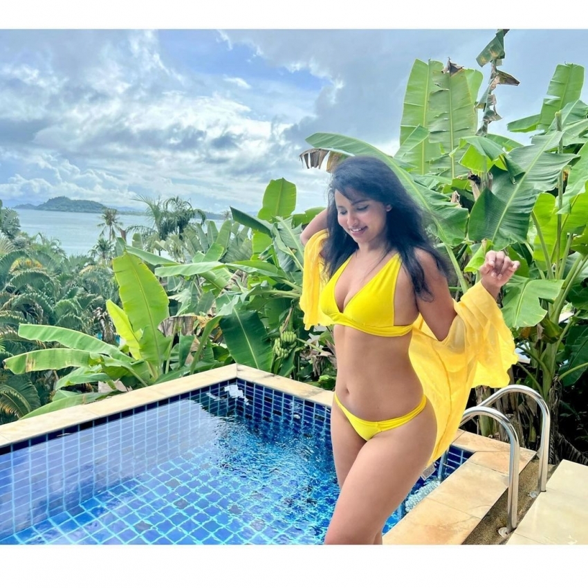 PHOTOS : இதுக்கு பேருதான் பிகினி விருந்தா..மலையாள நடிகை அனிக்கா விக்ரமனின் தாராள மனசு! | Actress ...