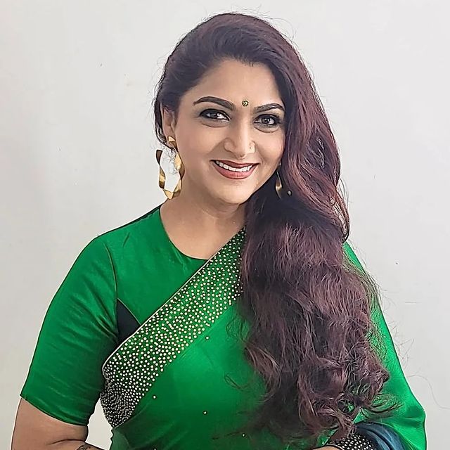 PHOTOS : லைட் மேக்கப்.. க்யூட் சிரிப்பு.. குஷ்புவின் ரியாக்ஷன் கிளிக்ஸ் ...