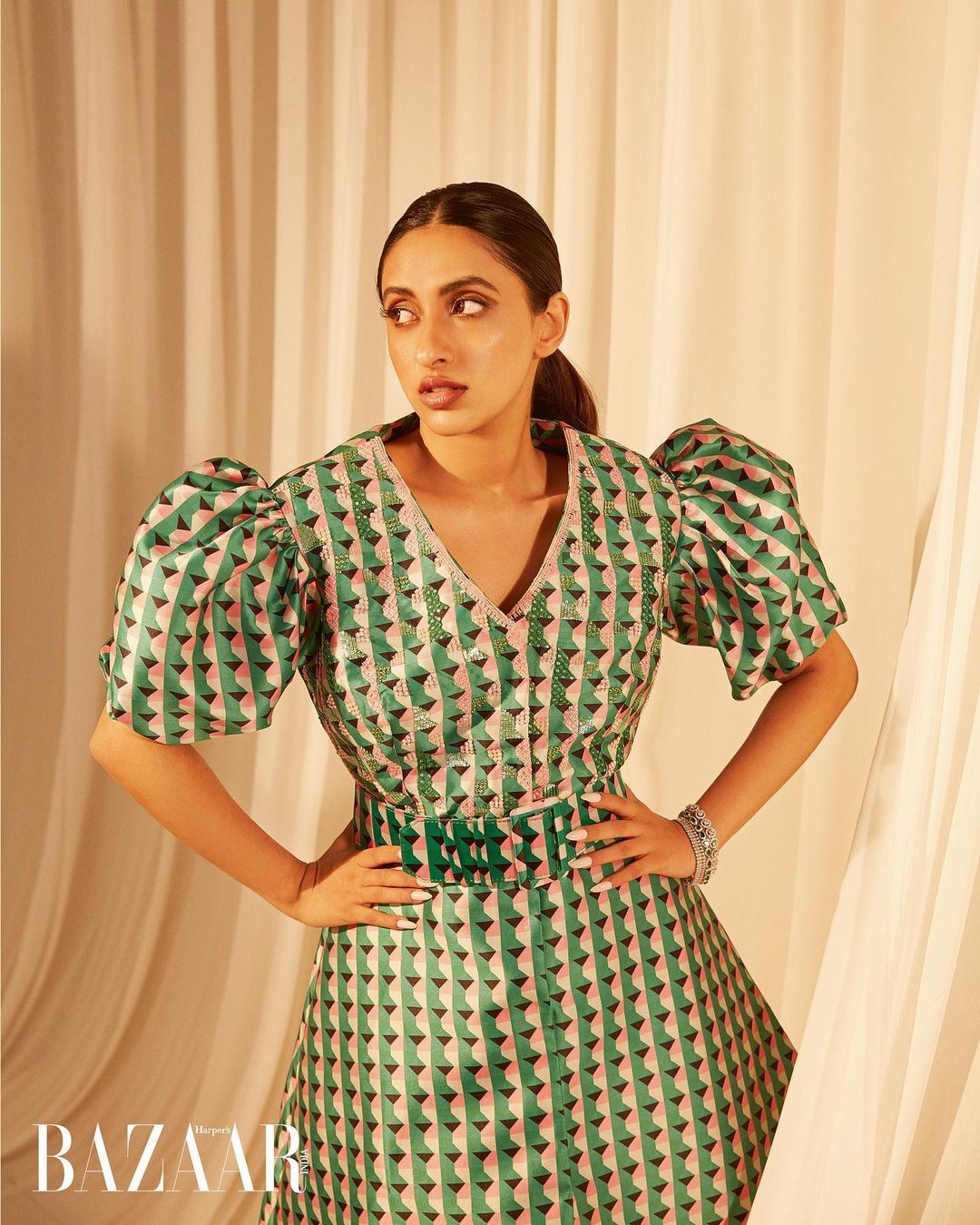 Akansha Ranjan: ఎద అందాలను బజార్ లో పెట్టిన హీరోయిన్.. ఆకాంక్ష రంజన్ ...