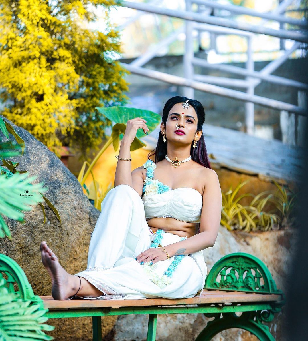 Ariyana Glory: తెల్ల చీరలో అరియానా గ్లోరి హాట్ అందాలు.. నడుము ఒంపులతో ...