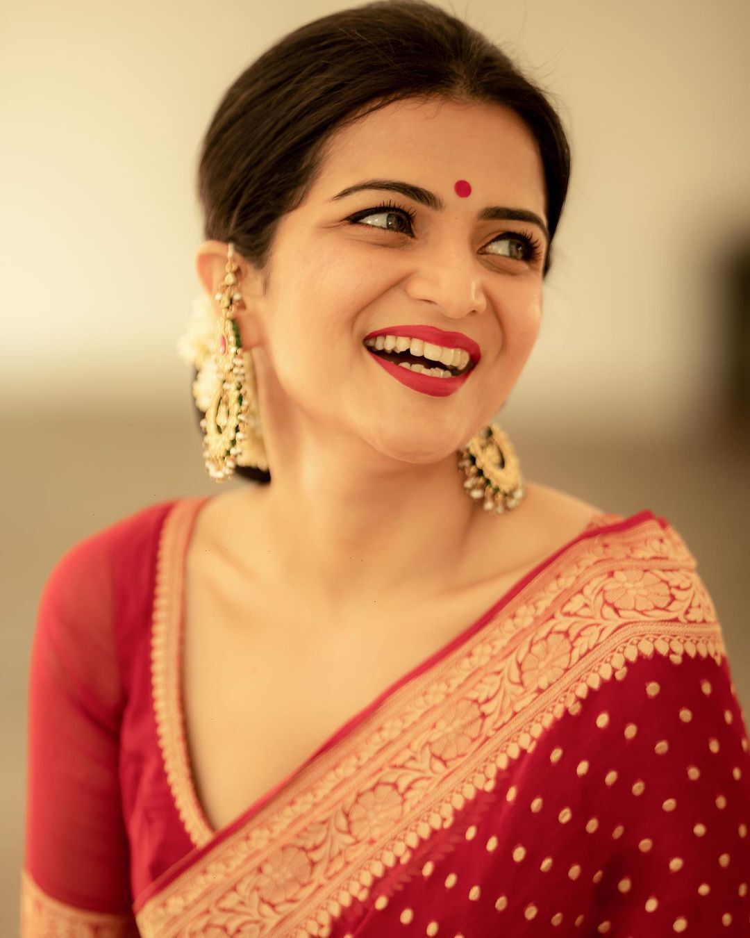 PHOTOS: ஆத்தாடி.. எவ்ளோ பெரிய பொக்கே.. செம க்யூட்டாக இருக்கும் டிடி ...