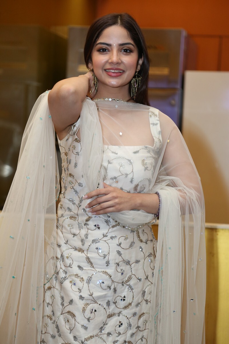 Kashmira Pardeshi ఎద సంపదతో ఆకట్టుకొంటున్న నర్తనశాల హీరోయిన్.. | Vinaro ...