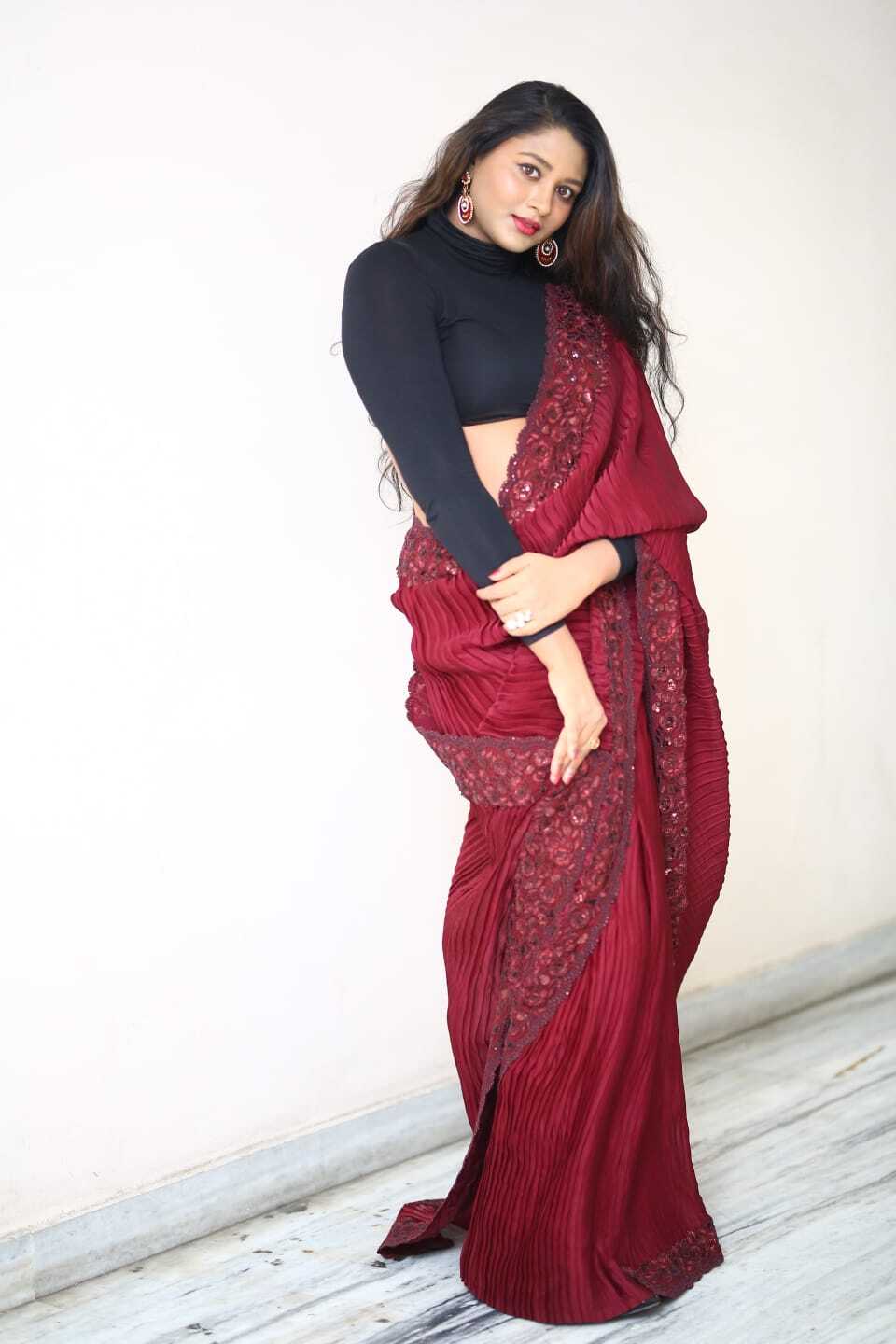 Katalyn gowda చీరకట్టుతో అందాల ప్రదర్శన.. కన్నడ బ్యూటీ ఏ మాత్రం తగ్గడం ...