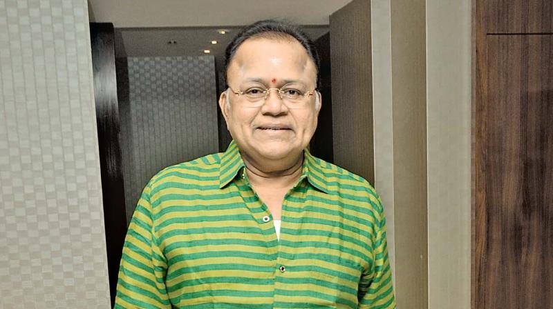 PHOTOS: யாரென்று தெரிகிறதா? கோட் சூட்ல சும்மா கெத்தா போஸ் கொடுத்த ...