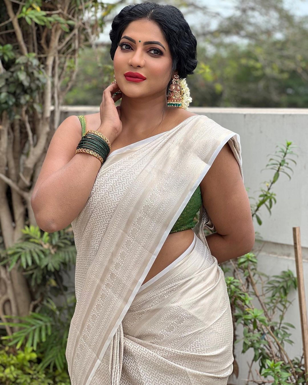 குளுகுளு வெண்பனிபோல ரசிகர்களை குளிர்விக்கும் ரேஷ்மா பசுபுலேட்டி! | Reshma Pasupeletti's New ...