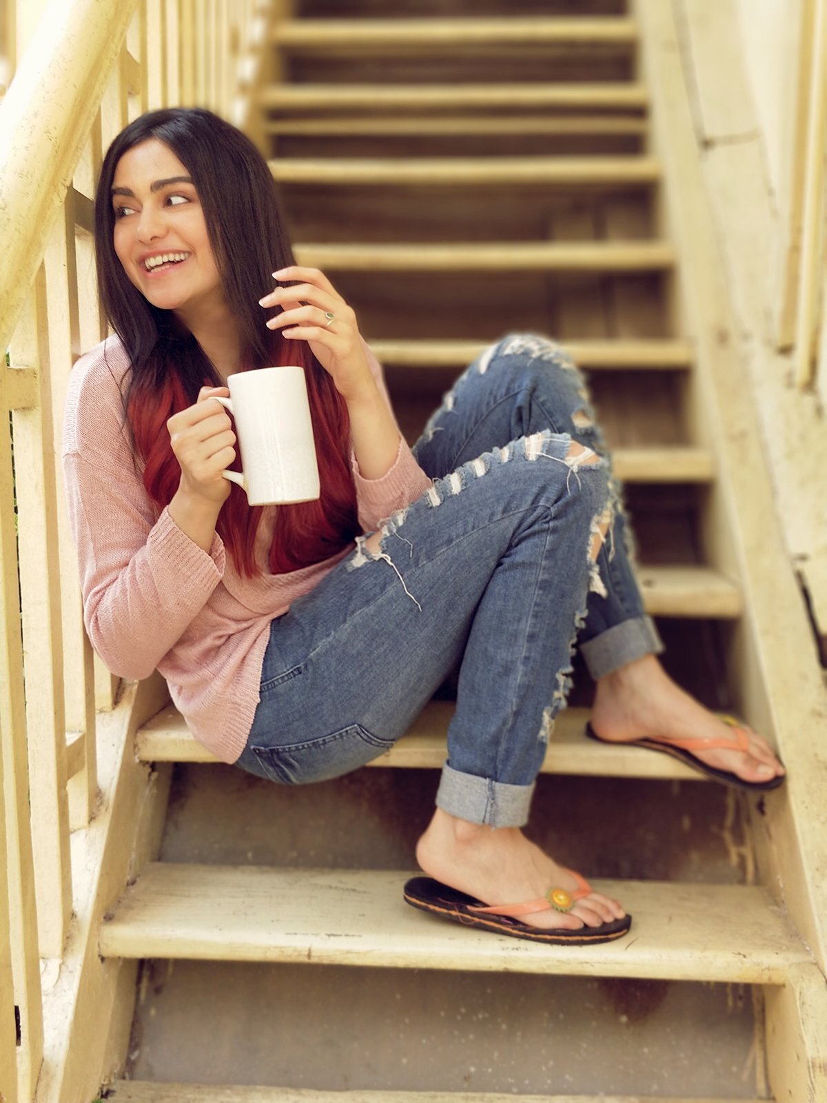 Adah Sharma: బట్టలు ఆదా చేస్తోన్న హీరోయిన్.. ముందుకు వంగి మరీ అందాల ...