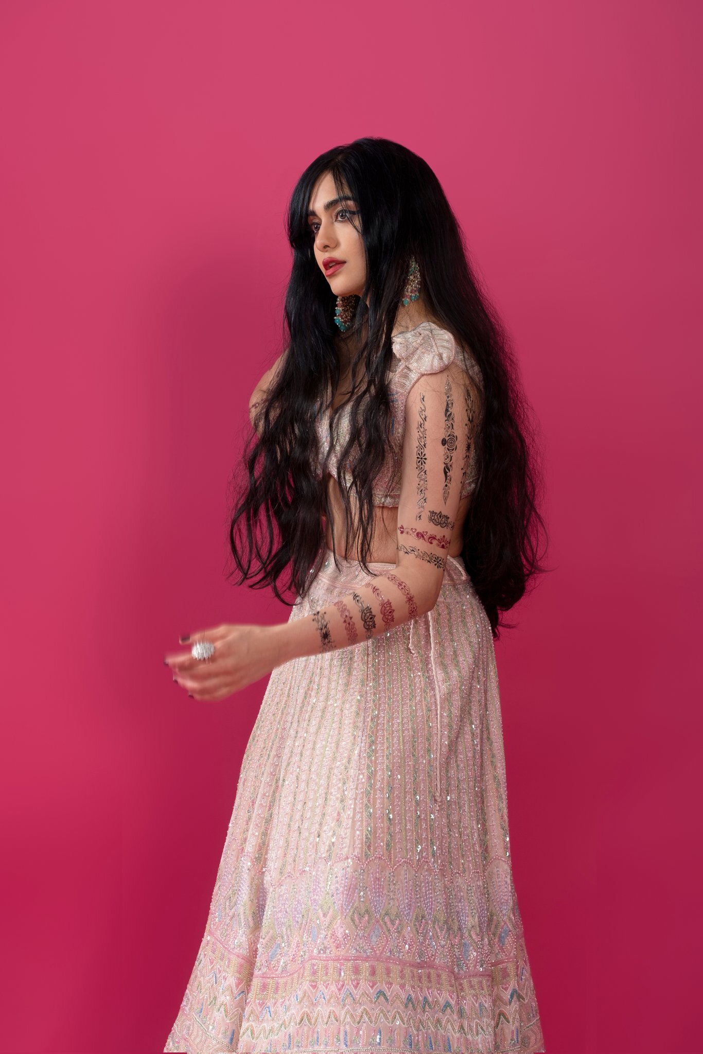 Adah Sharma: బట్టలు ఆదా చేస్తోన్న హీరోయిన్.. ముందుకు వంగి మరీ అందాల ...