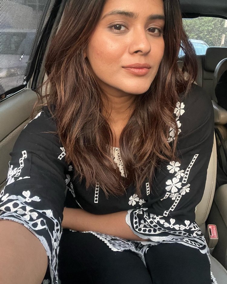 Hebah Patel: బోల్డు షోతో కవ్విస్తోన్న కుమారి.. చీరలోనూ సెగలు రేపేలా ...