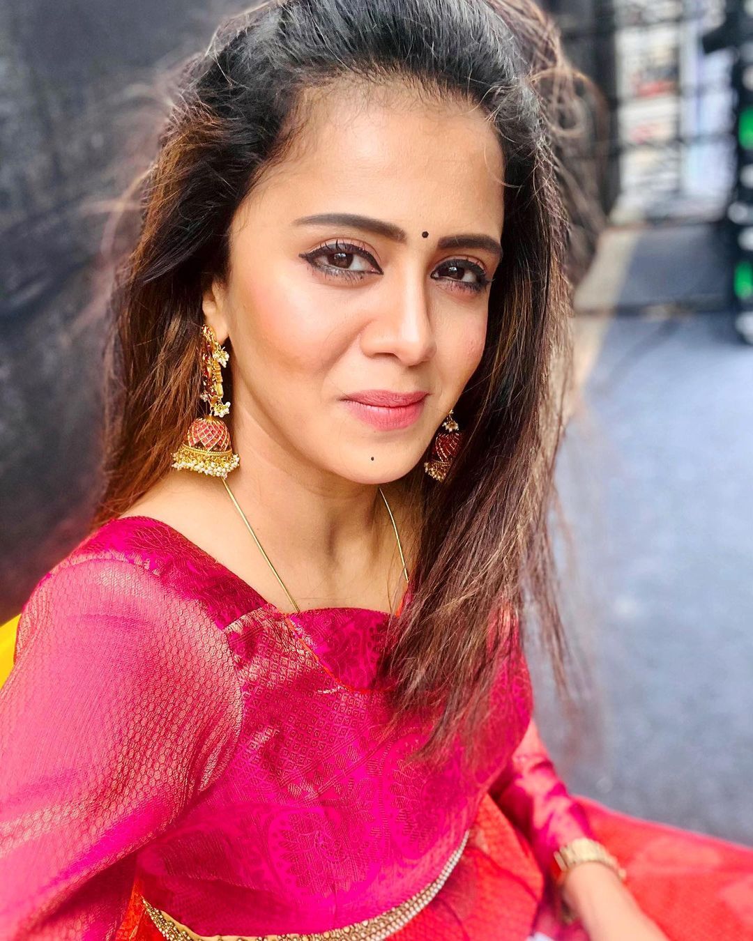 PHOTOS: ப்பா.. பீச்சில் முட்டித் தெரிய ஹாட் போஸ் கொடுத்த அஞ்சனா ...