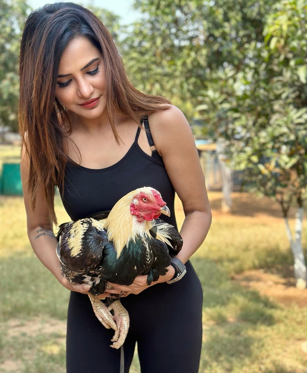 Ashu Reddy Looks Gorgeous In Black Outfit; Photos Goes Viral - Filmibeat