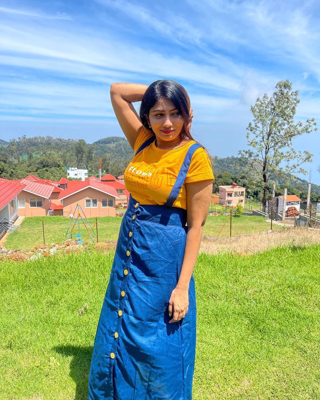 PHOTOS: அடேங்கப்பா.. நம்மா பிக் பாஸ் ஜூலியா இது? தங்க சிலை போல ...