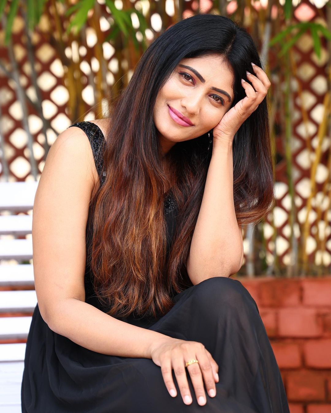 PHOTOS: அடேங்கப்பா.. நம்மா பிக் பாஸ் ஜூலியா இது? தங்க சிலை போல ...