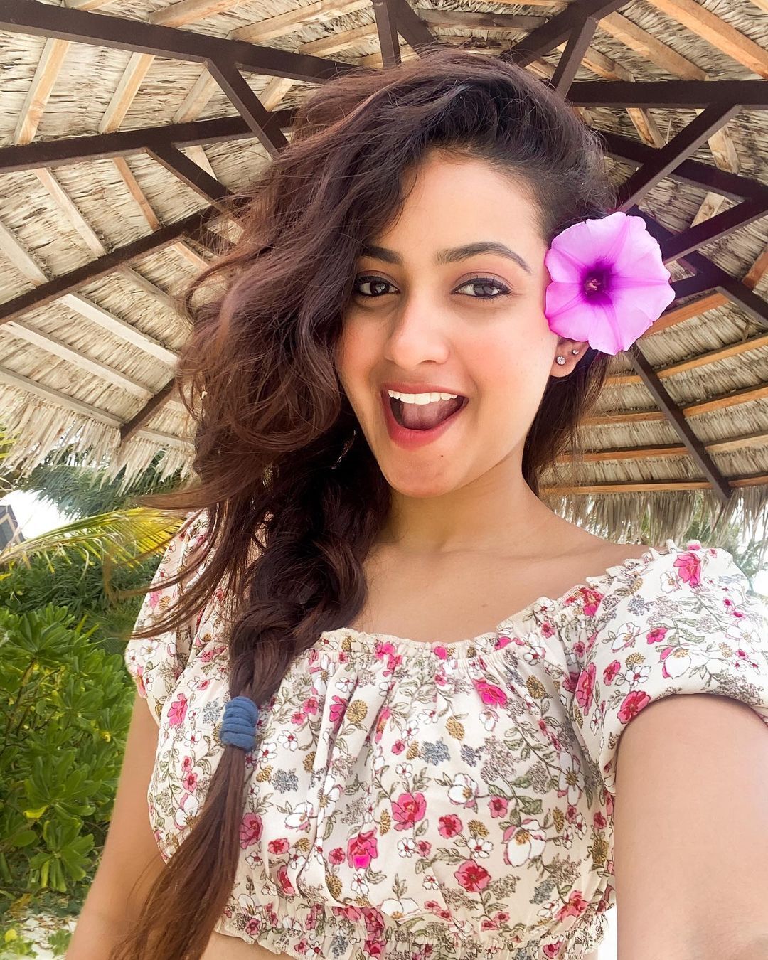 Deepika Pilli: పొట్టి నిక్కరులో దీపిక పిల్లి హాట్ షో.. అసలైనవే చూపిస్తూ ...