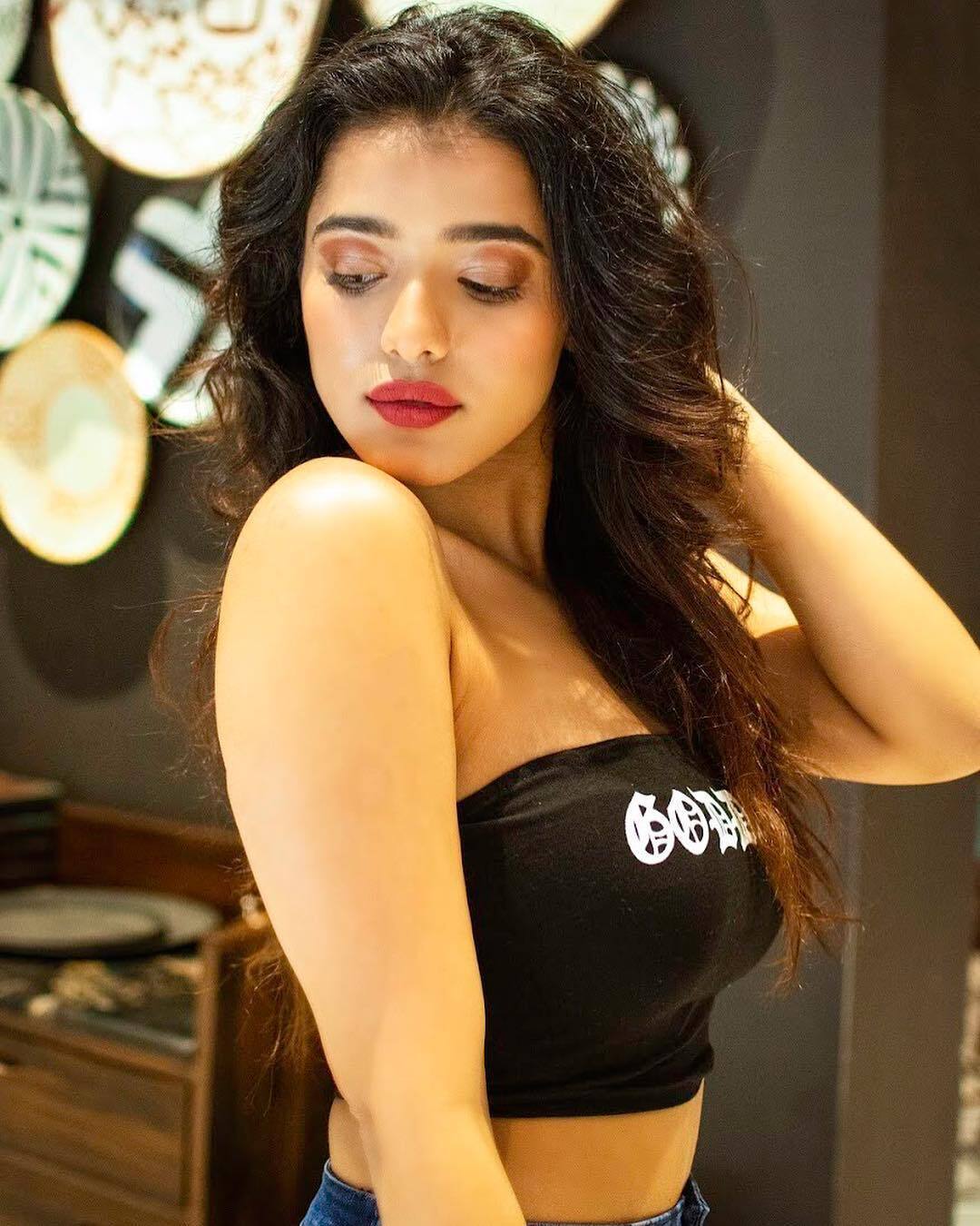 Ketika Sharma Shows Her Glamour Side Wearing Jeans - Filmibeat