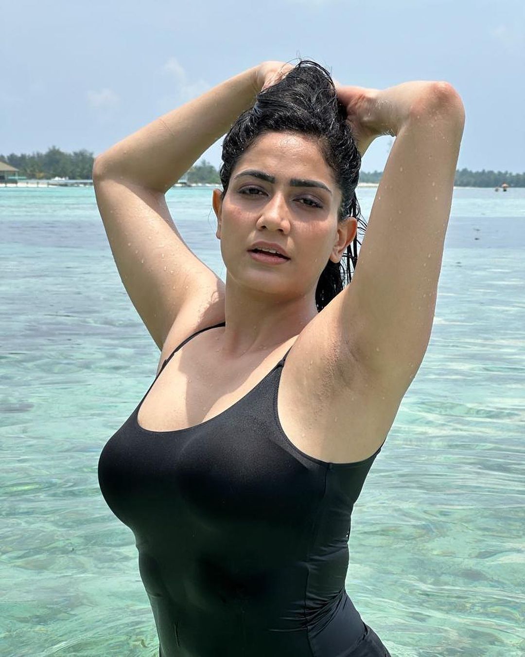 PHOTOS: மாலத்தீவு கடலே சூடாகிடும் போல.. முழுசா நனைந்து கவர்ச்சி போஸ் கொடுத்த கோமல் ஷர்மா ...