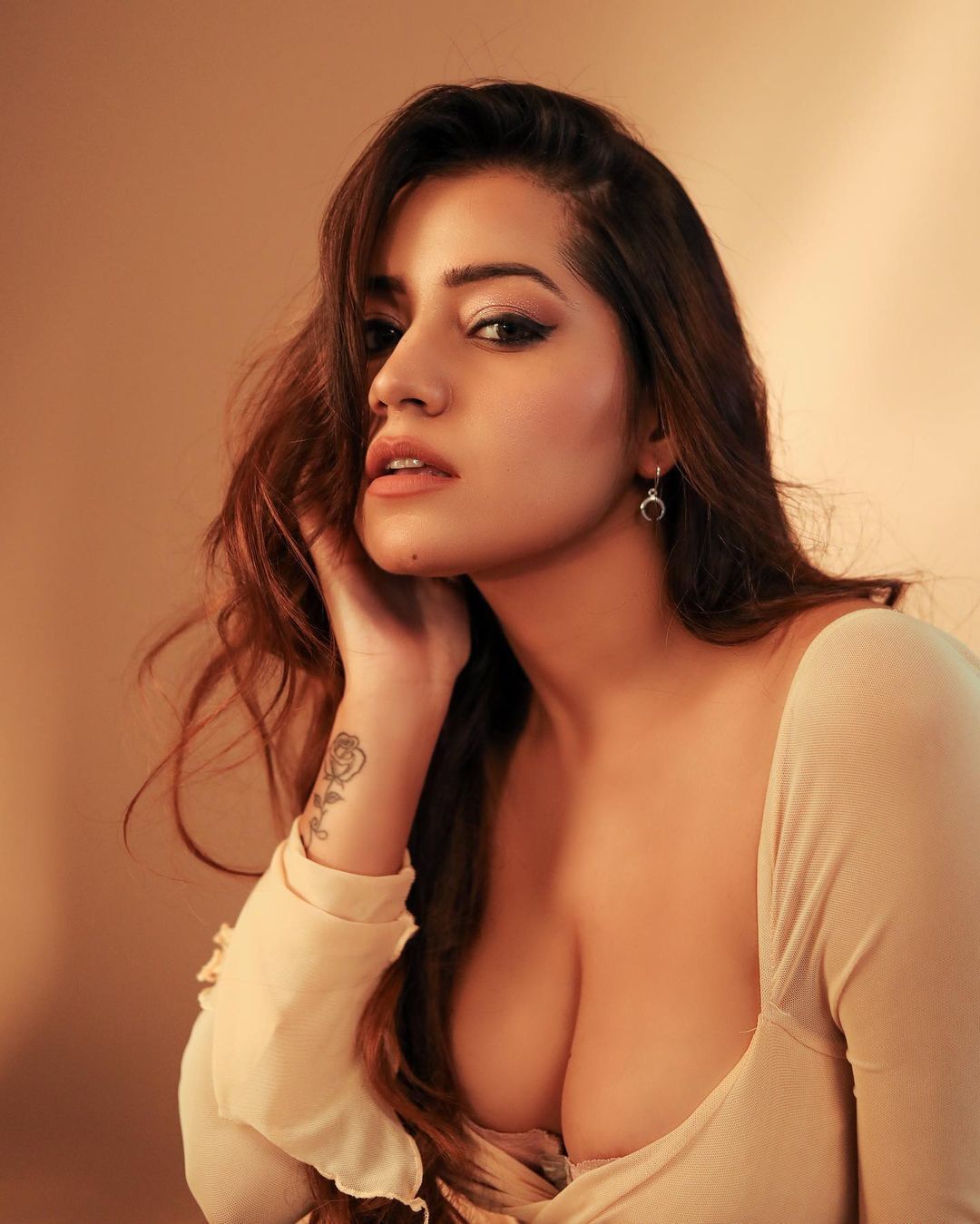 PHOTOS: கோல்டன் சாக்லேட் போல உருகி நிற்கும் சிம்ரன்... ரசிகர்களையும் சேர்த்து உருக்கிட்டாங்களே ...