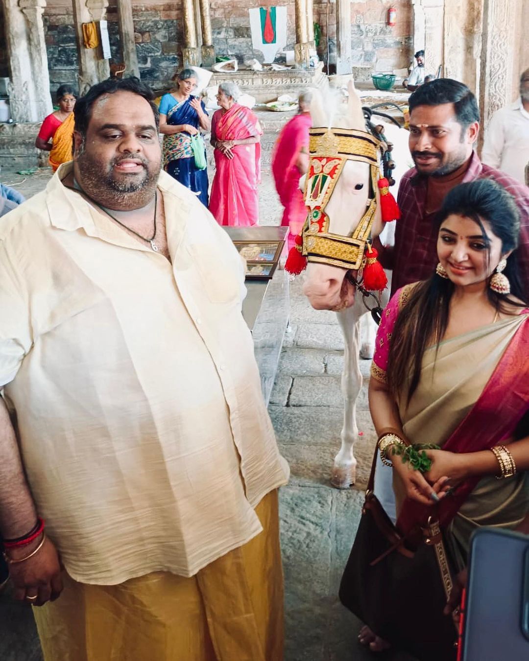 PHOTOS: ஸ்ரீரங்கம் யானையிடம் ஆசி வாங்கிய ரவீந்தர் - மகாலக்‌ஷ்மி ...