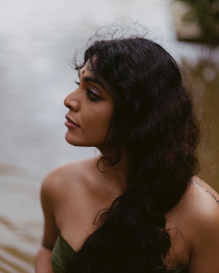 PHOTOS : ஜாக்கெட் போடாமல்.. இலையை வைத்து உடலை மறைத்துக் கொண்டு போஸ் கொடுத்த நடிகை! | Rima ...