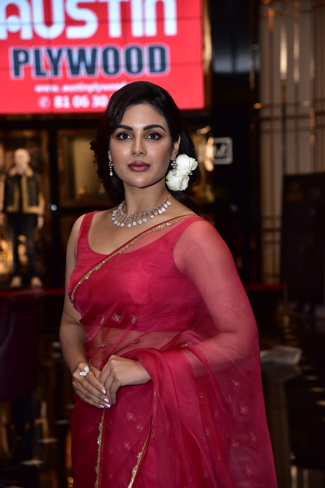 Samyuktha Menon స్లీవ్ లెస్ జాకెట్‌లో సంయుక్త మీనన్.. కనుసైగతోనే ...