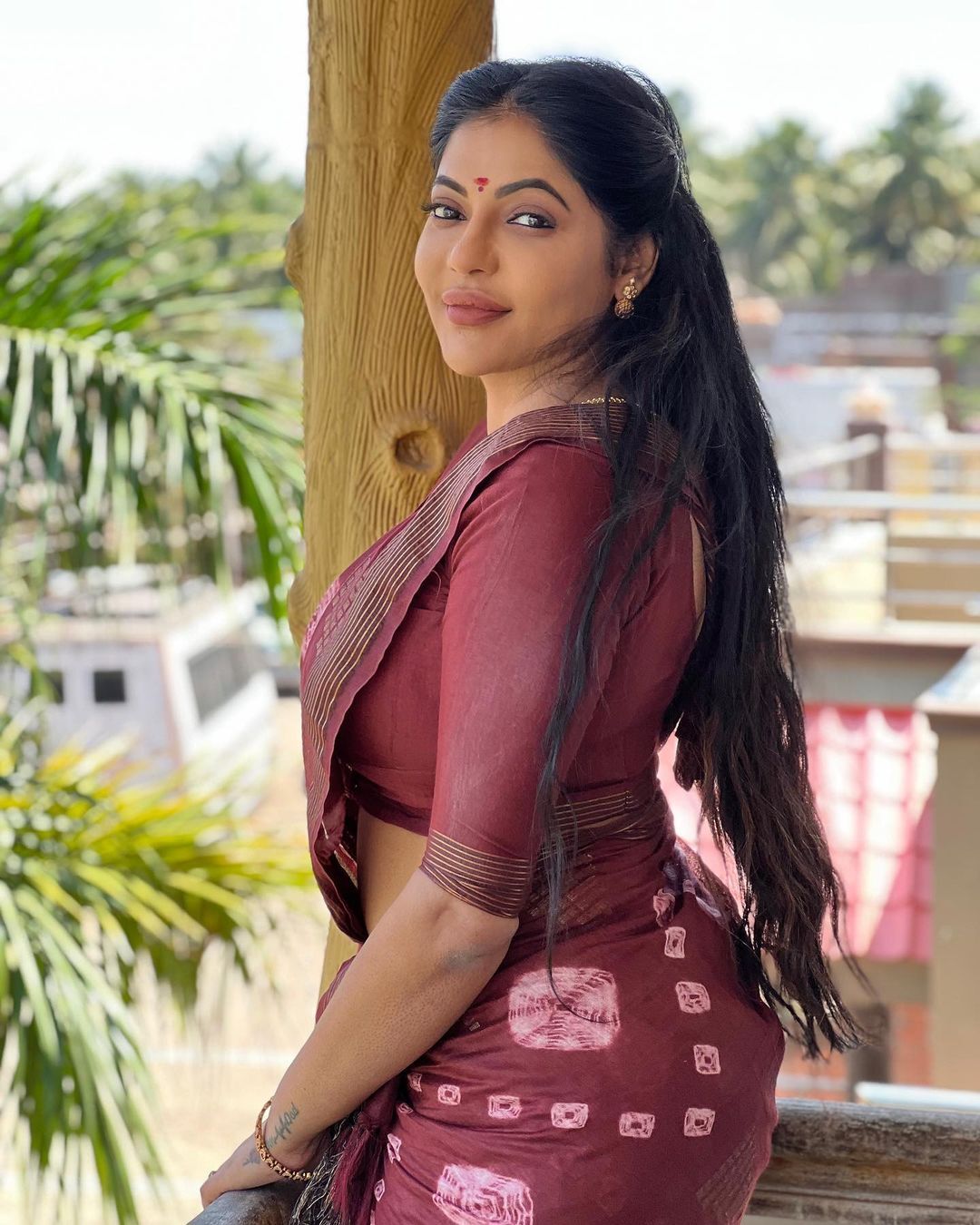 PHOTOS: தேனியில் நிற்கும் தேனடை.. அரக்கு சேலையில் கிறுக்குப் பிடிக்க ...