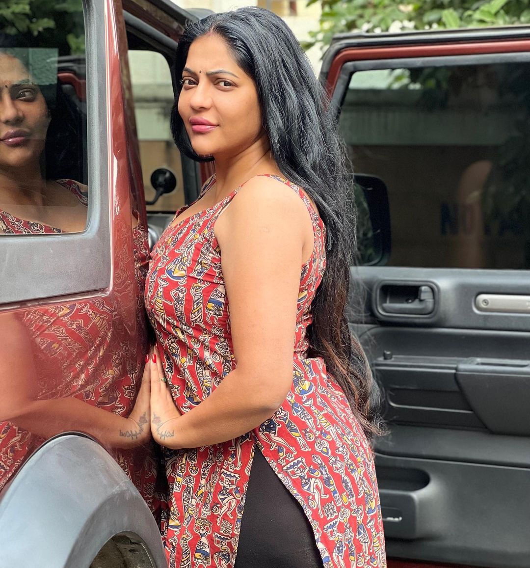 PHOTOS: தேனியில் நிற்கும் தேனடை.. அரக்கு சேலையில் கிறுக்குப் பிடிக்க ...