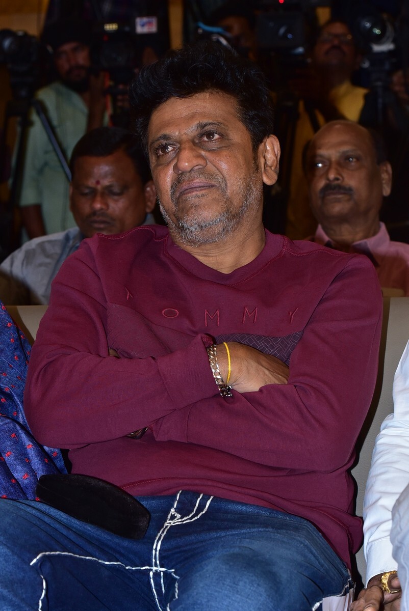 పునీత్ రాజ్‌కుమార్ వీడియో చూసి శివ రాజ్‌కుమార్ కంటతడి.. ఓదార్పుతో ...