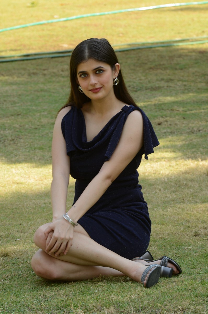 Urvi Singh స్లీవ్ లెస్ గౌన్‌లో ఉర్వి సింగ్.. కురచ దుస్తుల్లో గ్లామర్ ...