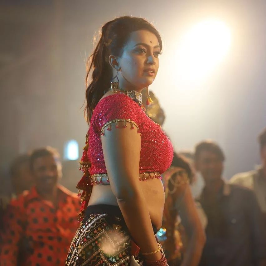 కన్నడ సినిమాలో ఎస్తర్ నోరోన్హా: డాన్స్ ఫొటోలు వైరల్ | Ester Noronha Stills From Kannada Movie ...