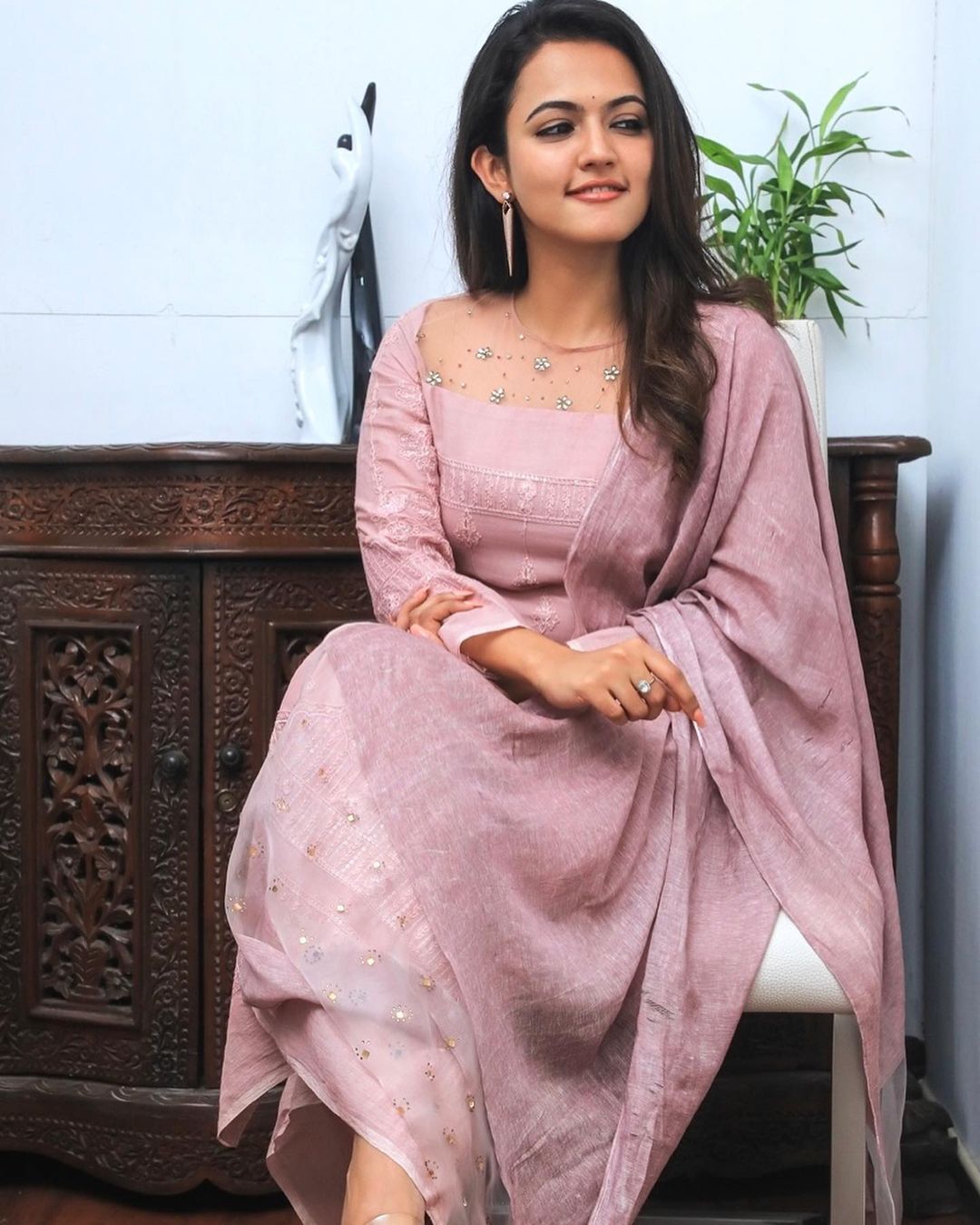 சூரிய ஒளியில் தகதகக்கும் டாடா பட நாயகி.. க்யூட் சிரிப்பை பரிசளித்த அபர்ணா தாஸ்! | Actress Aparna ...