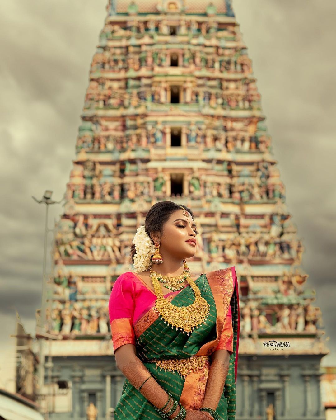 PHOTOS : குத்து விளக்கு சத்தியமா நான் குடும்ப குத்து விளக்கு..டிக்டாக் ...