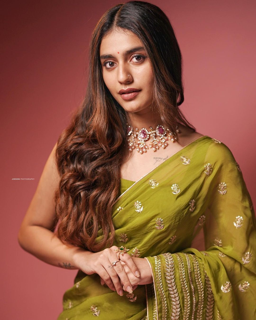 பாரம்பரியமும் நவீனமும் கலந்த கலவை நான்.. கெத்து காட்டும் பிரியா வாரியர் ...