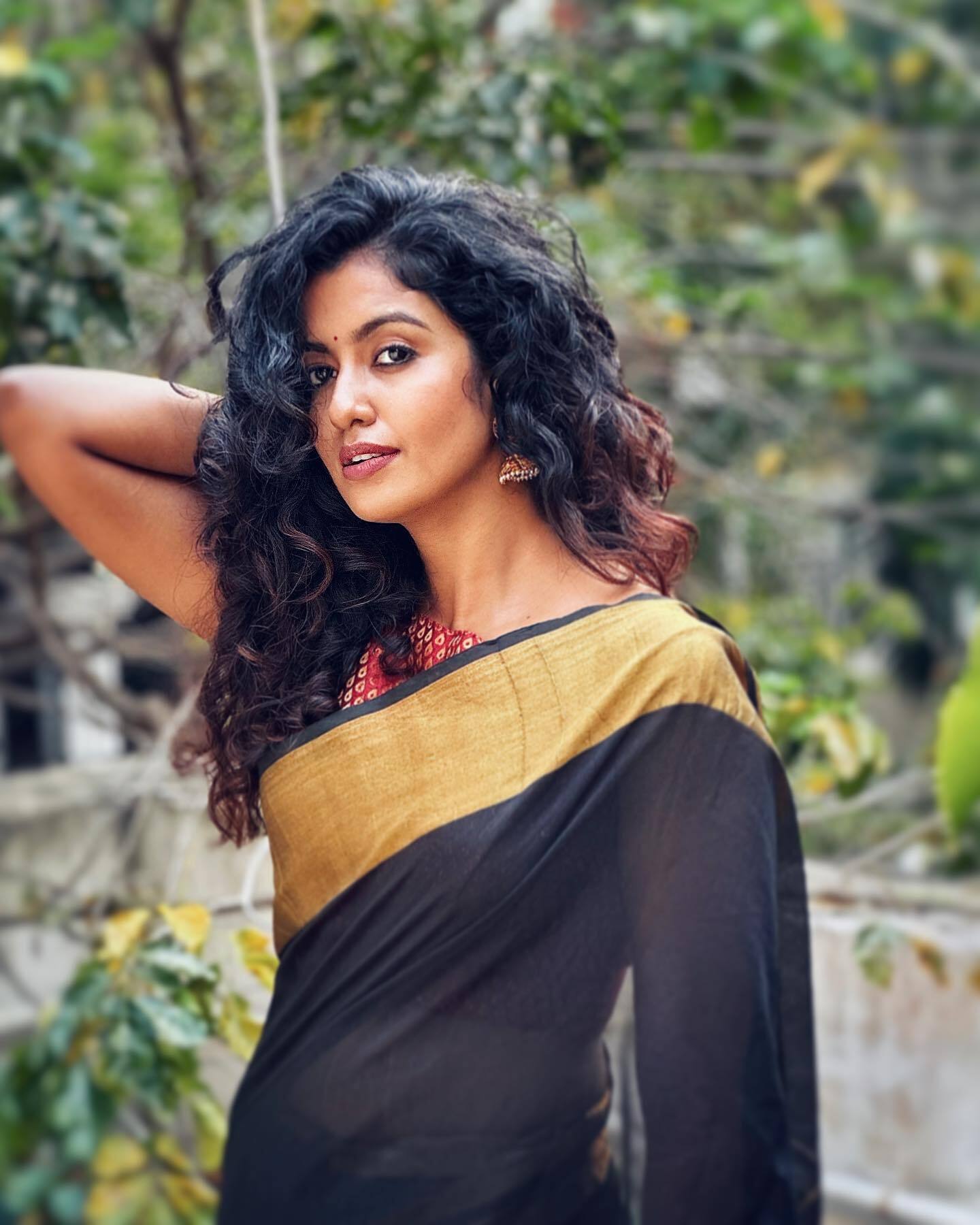 இடுப்பழகை காட்டி காந்தமாக கவரும் கண்ணம்மா.. திணறிப்போன ரசிகர்கள் ...