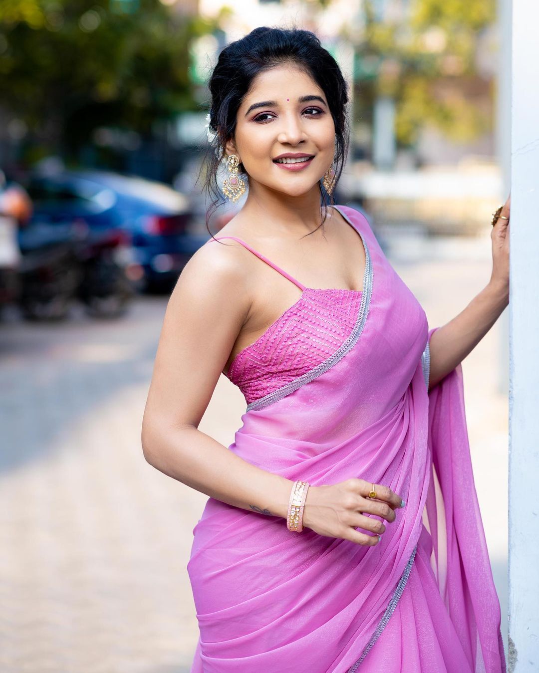 PHOTOS : மறைந்திருந்து பார்க்கும் மர்மம் என்ன.. புடவையில் சிதறடிக்கும் சாக்ஷி அகர்வால் ...