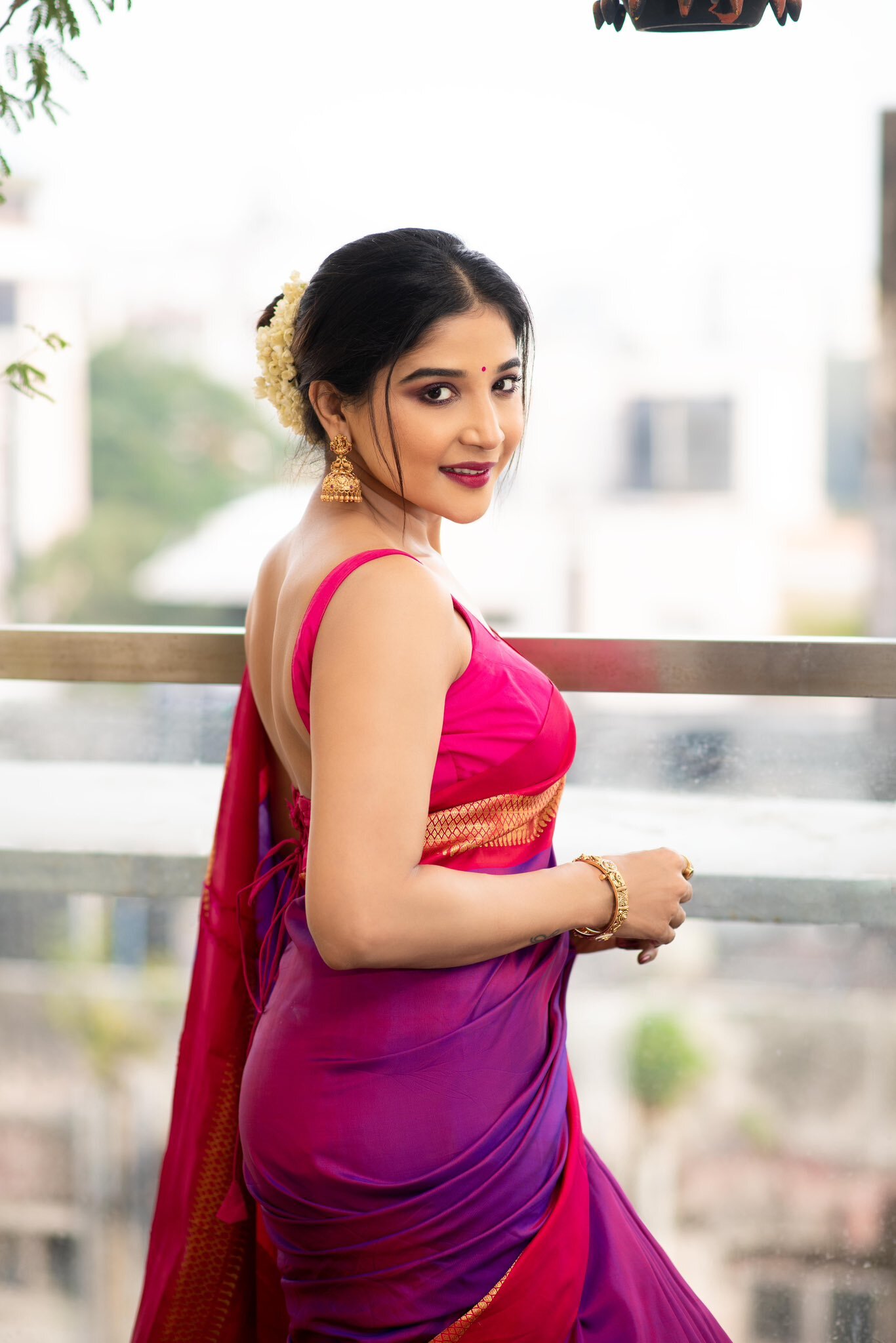 PHOTOS : முந்தானையை நழுவ விட்டு.. இளசுகள் மனதை நழுவ விட்ட சாக்ஷி அகர்வால்! | Actress Sakshi ...