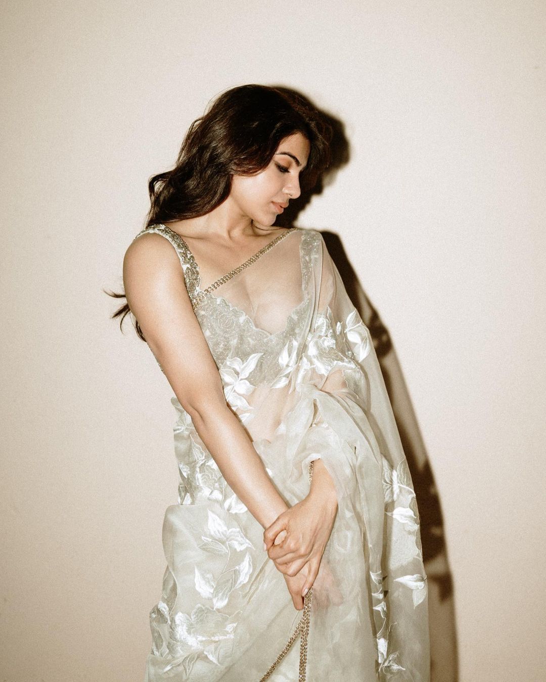 Samantha: చీరైనా, డ్రెస్సైనా తగ్గని సమంత.. వామ్మో ఇదేం హాట్ షో బాబోయ్ ... Samantha: చీరైనా, డ్రెస్సైనా తగ్గని సమంత.. వామ్మో ఇదేం హాట్ షో బాబోయ్ ...
