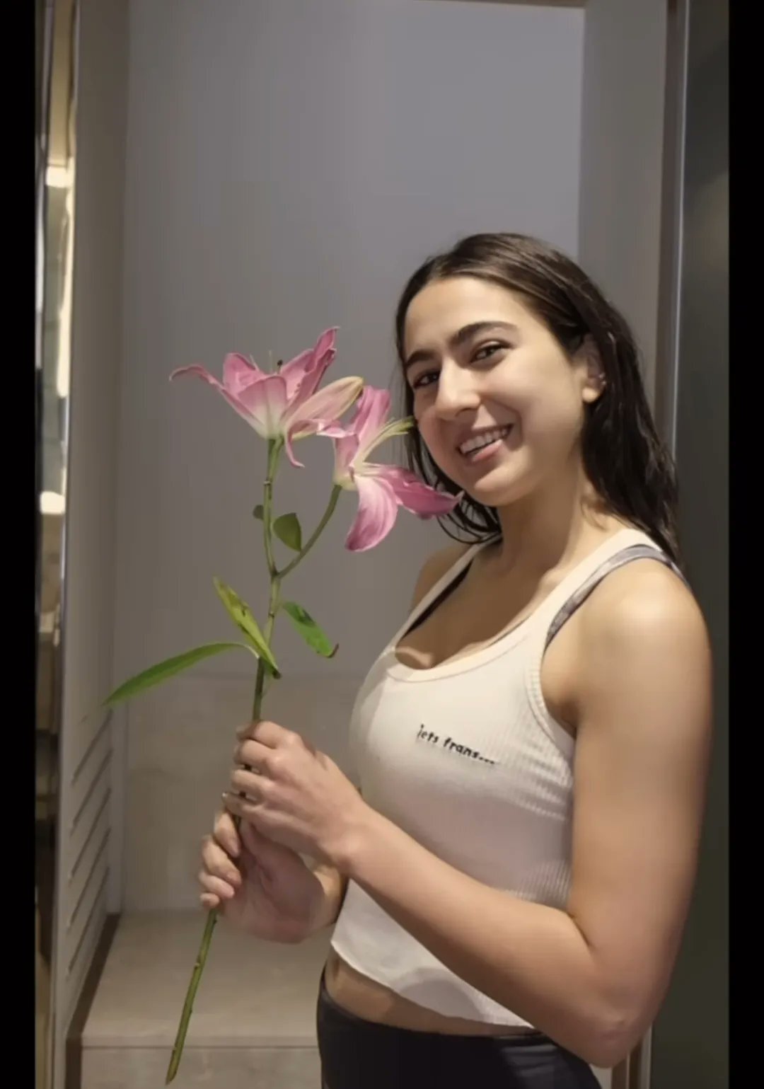 Sara Ali Khan: లేలేత అందాలు చూపిస్తోన్న స్టార్ డాటర్.. ఉన్నవన్నీ ...