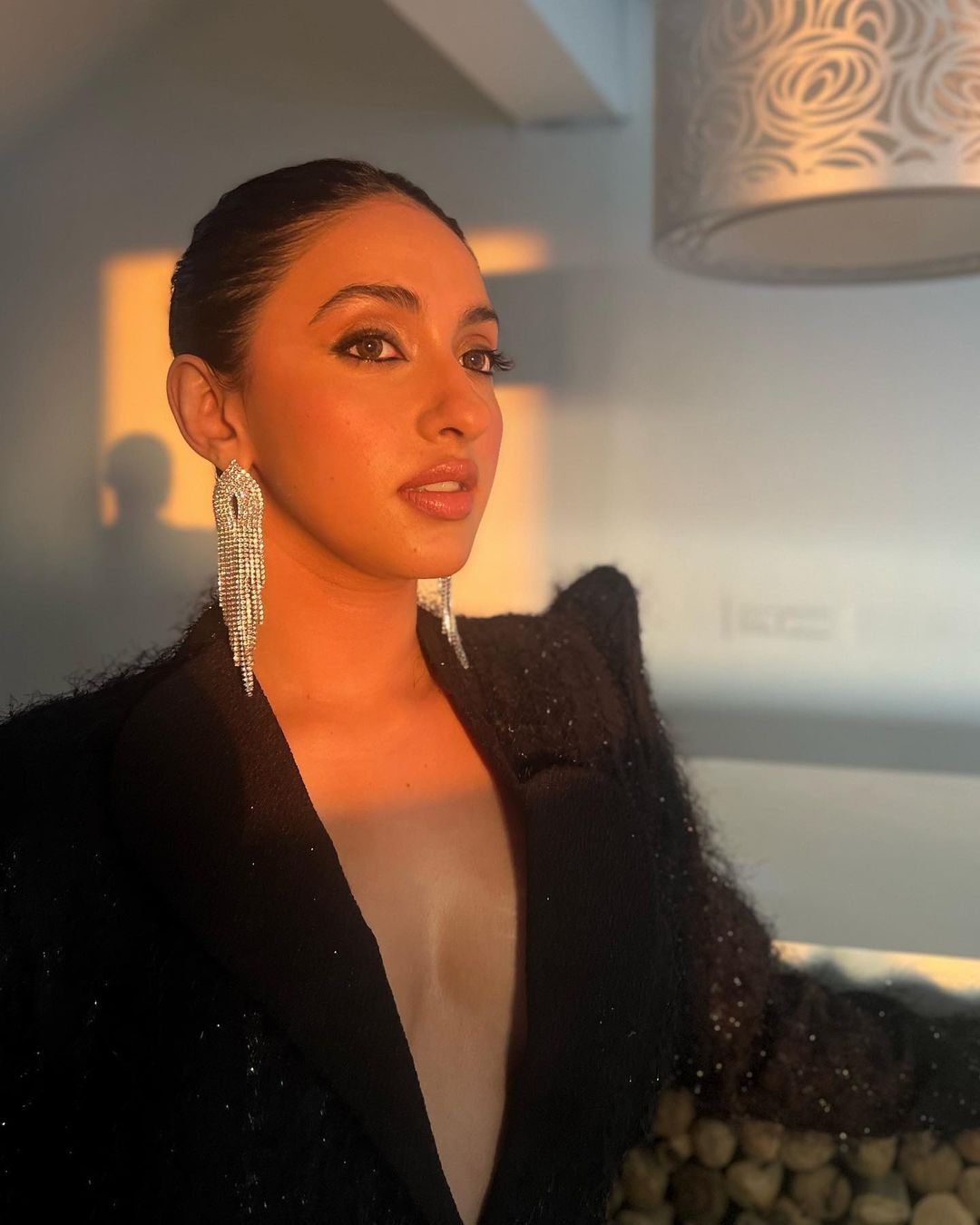 Akansha Ranjan: ఎద అందాలతో బాలీవుడ్ భామ హాట్ షో.. ఓపెన్ గా చూపిస్తూ ...