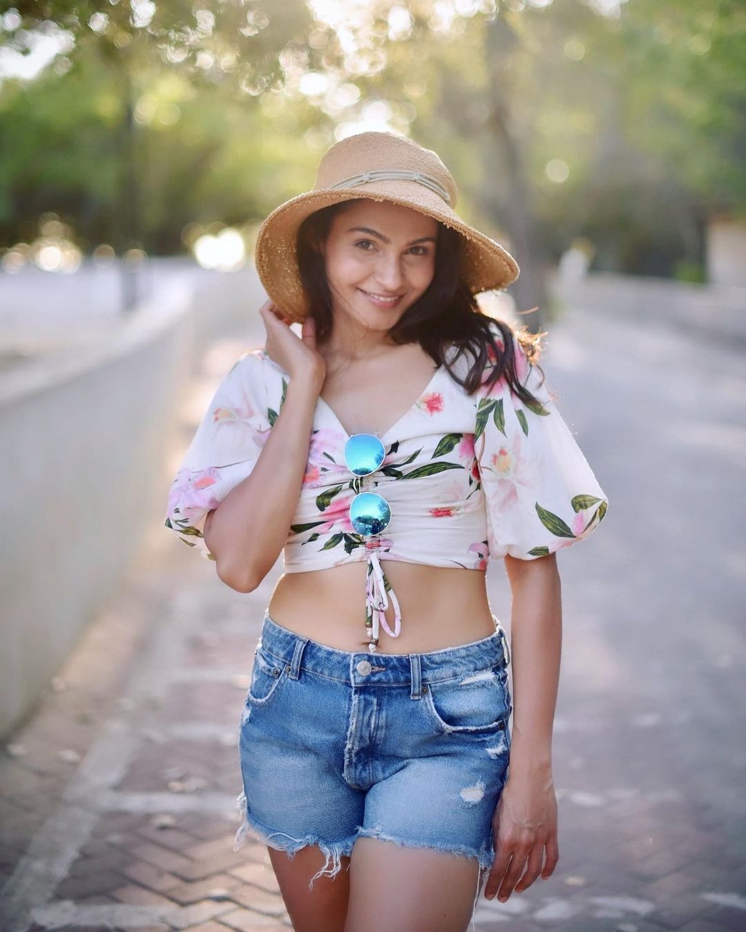 Andrea Jeremiah: స్టైలిష్ అందాలతో దిమ్మ తిరిగేలా చేస్తున్న ఆండ్రియా ...