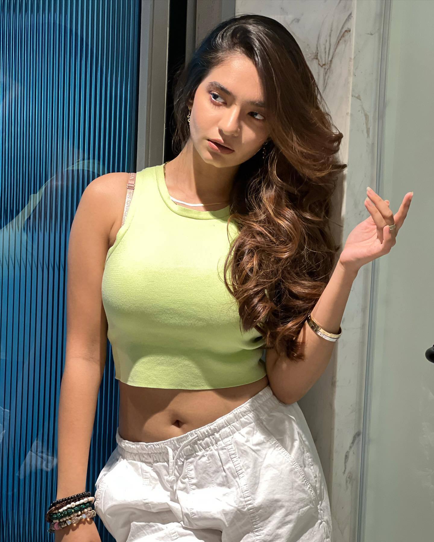 Anushka Sen: अनुष्का सेन ने अपनी कातिल अदाओं से लोगों के दिलों पर चलाई ...
