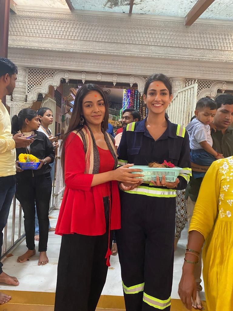 Chashni Stars Amandeep Sidhu And Srishti Singh Visit Siddhivinayak ...