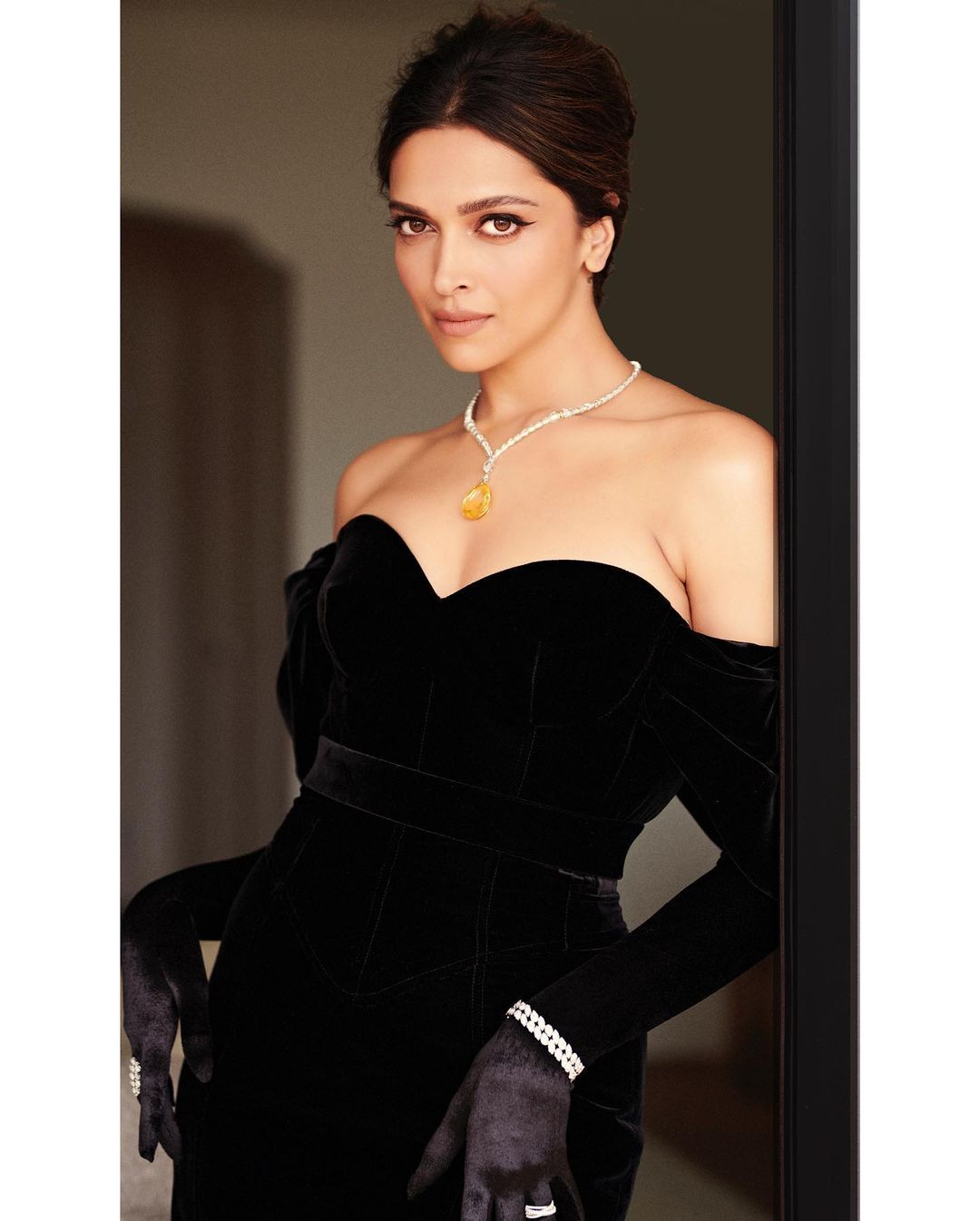 Deepika Padukone Looks Gorgeous In Black Outfit At Oscars 2023 - Filmibeat