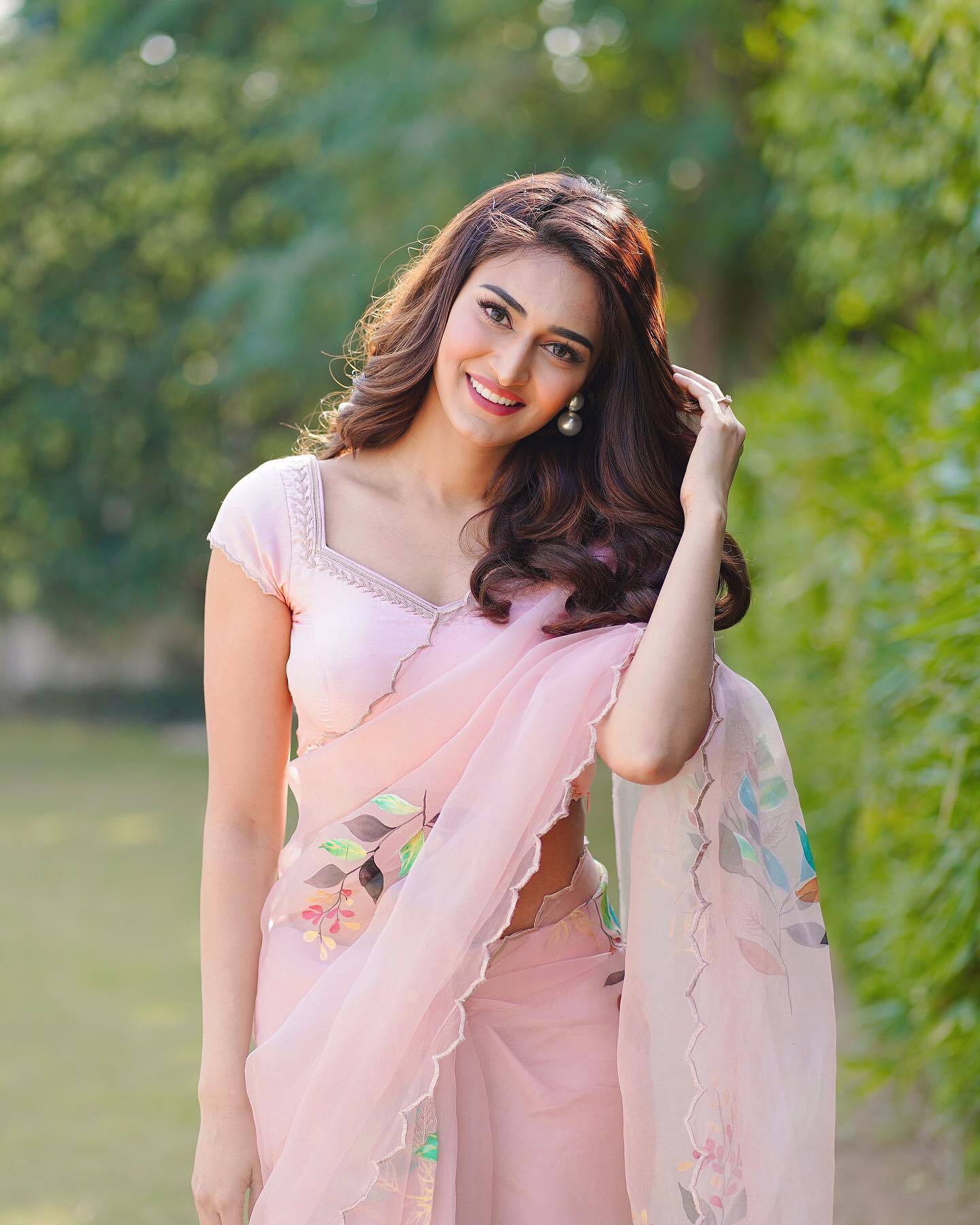 Erica Fernandes: एरिका फर्नांडिस ने अपने ट्रेडिशनल अंदाज से लगाया ...