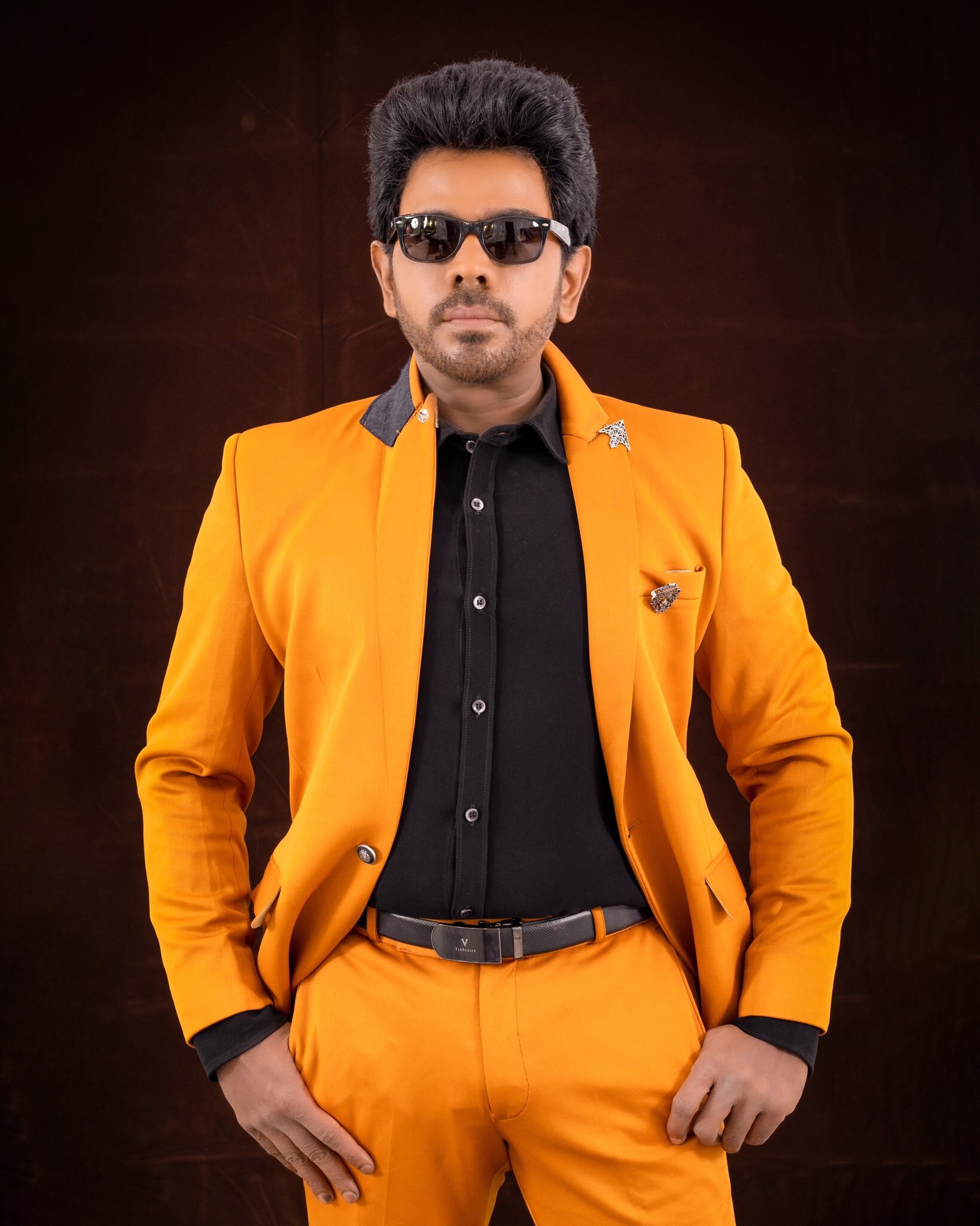 மனுஷன் சும்மா மிரட்டுறாரு.. புது லுக்கில் லெஜண்ட் சரவணன்..திணறிப்போன ...