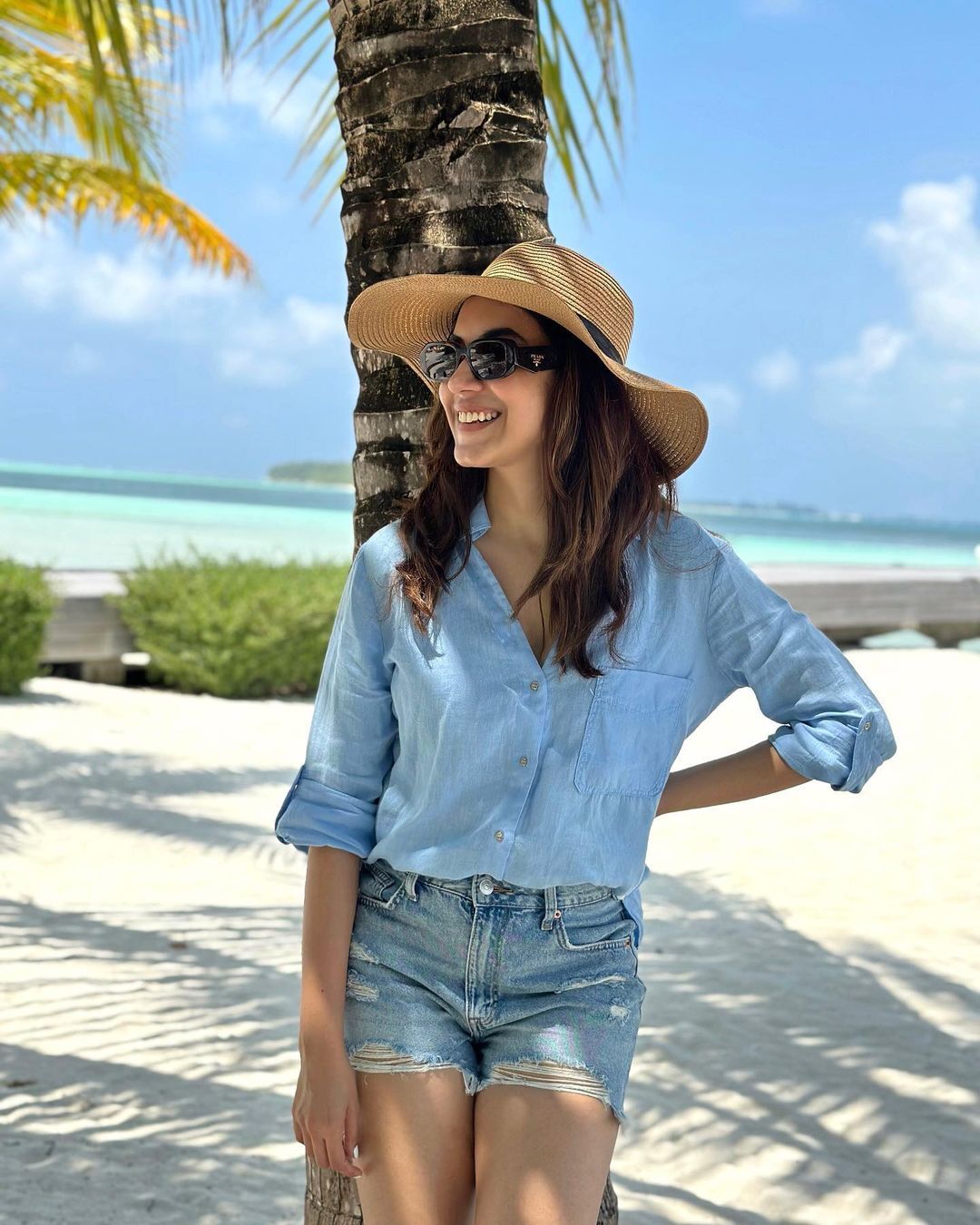 PHOTOS: கண்ணும் கண்ணும் கொள்ளையடித்தால் ரிது வர்மாவின் லேட்டஸ் கிளிக்ஸ் ...