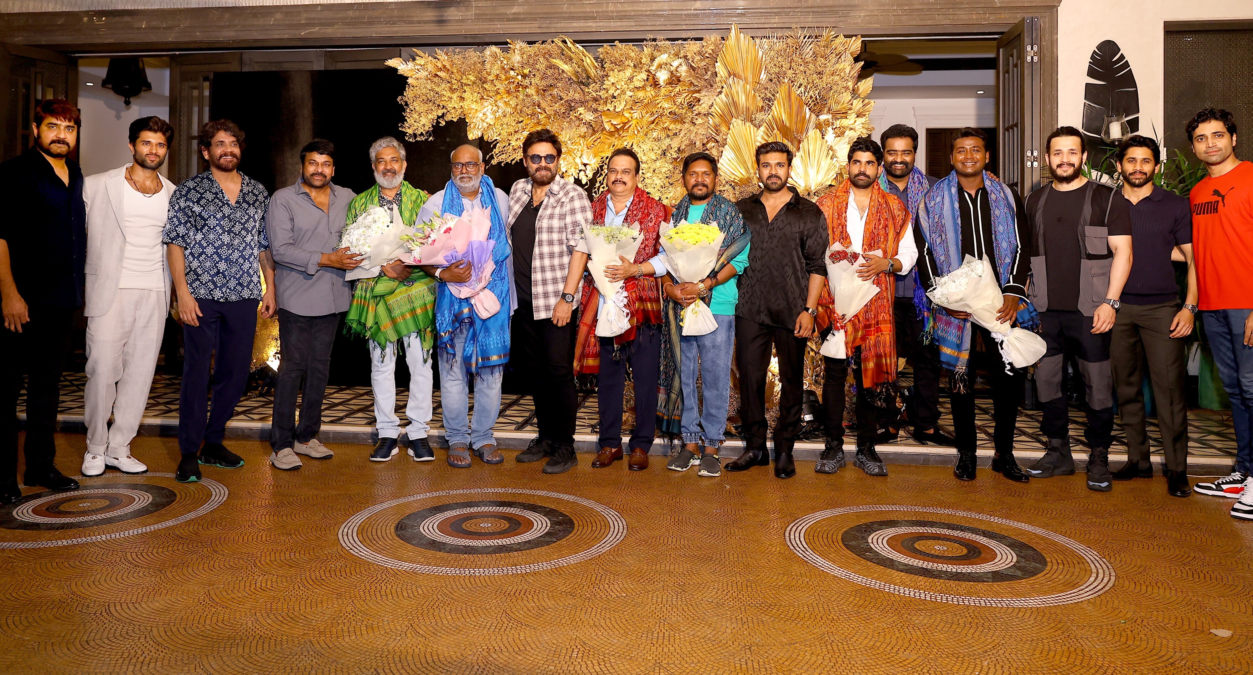 Ram Charan Birthday Party.. RRR టీమ్‌కు సన్మానం.. విజయ్ దేవరకొండతోపాటు ...